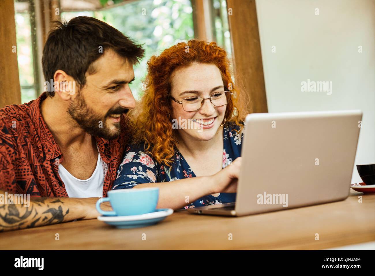 Man cafe laptop hi-res stock photography and images - Alamy