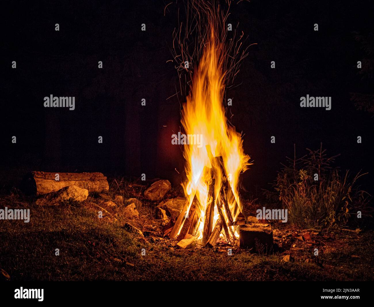 Flame in darkness firewood hi-res stock photography and images - Alamy