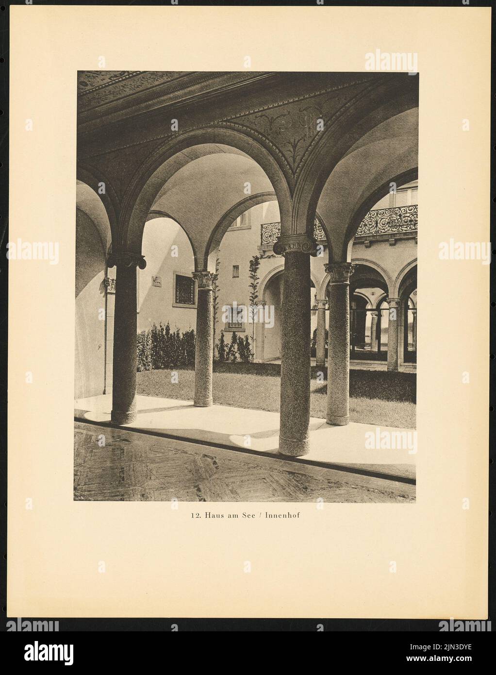 Haus am See (residential building Dr. Paul Petschek), Berlin-Wannsee: Innerhof, view of Vestibül ...