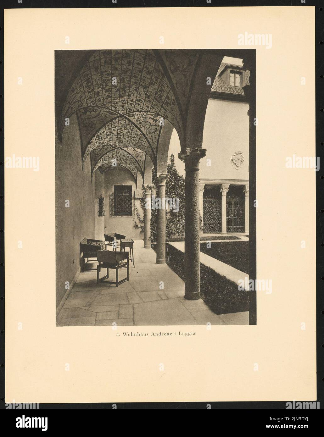 Landhaus Dr. Fritz Andreae, Berlin-Grunewald: Loggia in the courtyard (from: Alfred Breslauer ...