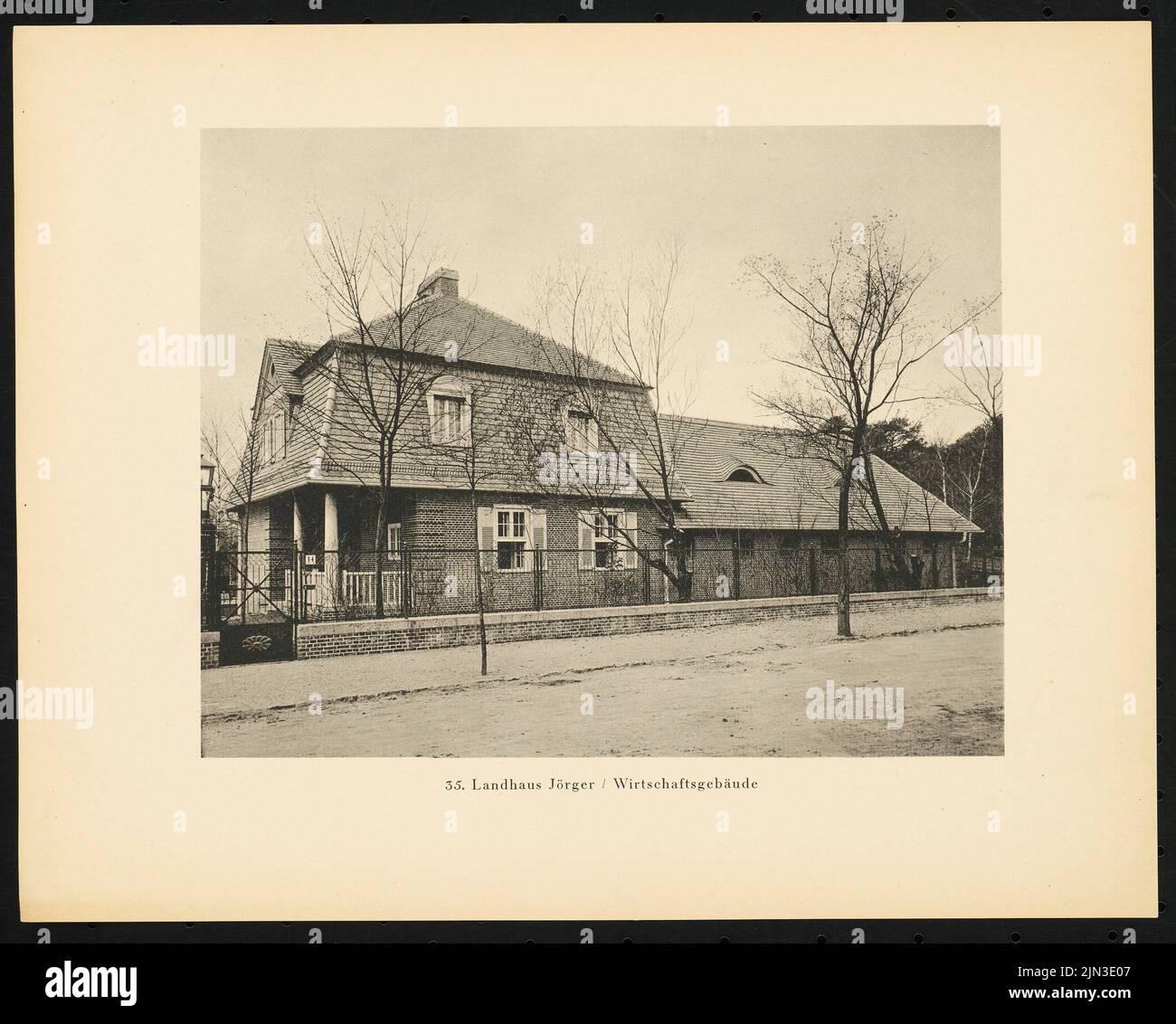 Landhaus Carl Joerger, Berlin-Wannsee: farm building and gatekeeper ...