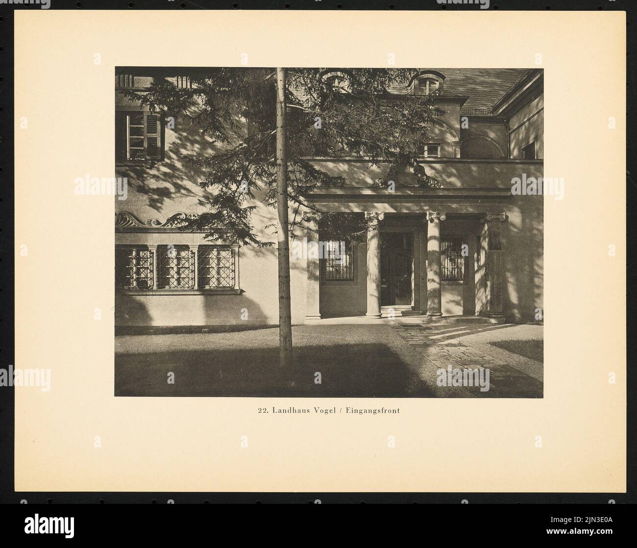 Landhaus Vogel, Munich-Bogenhausen: street view, house entrance (from: Alfred Breslauer ...