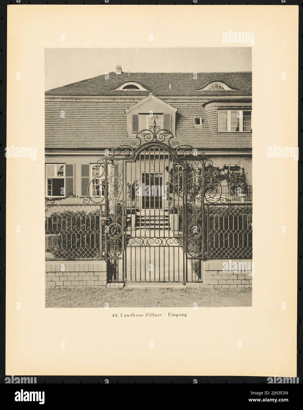 Landhaus Karl Zöllner, Berlin-Schmargendorf: street view, entrance door ...