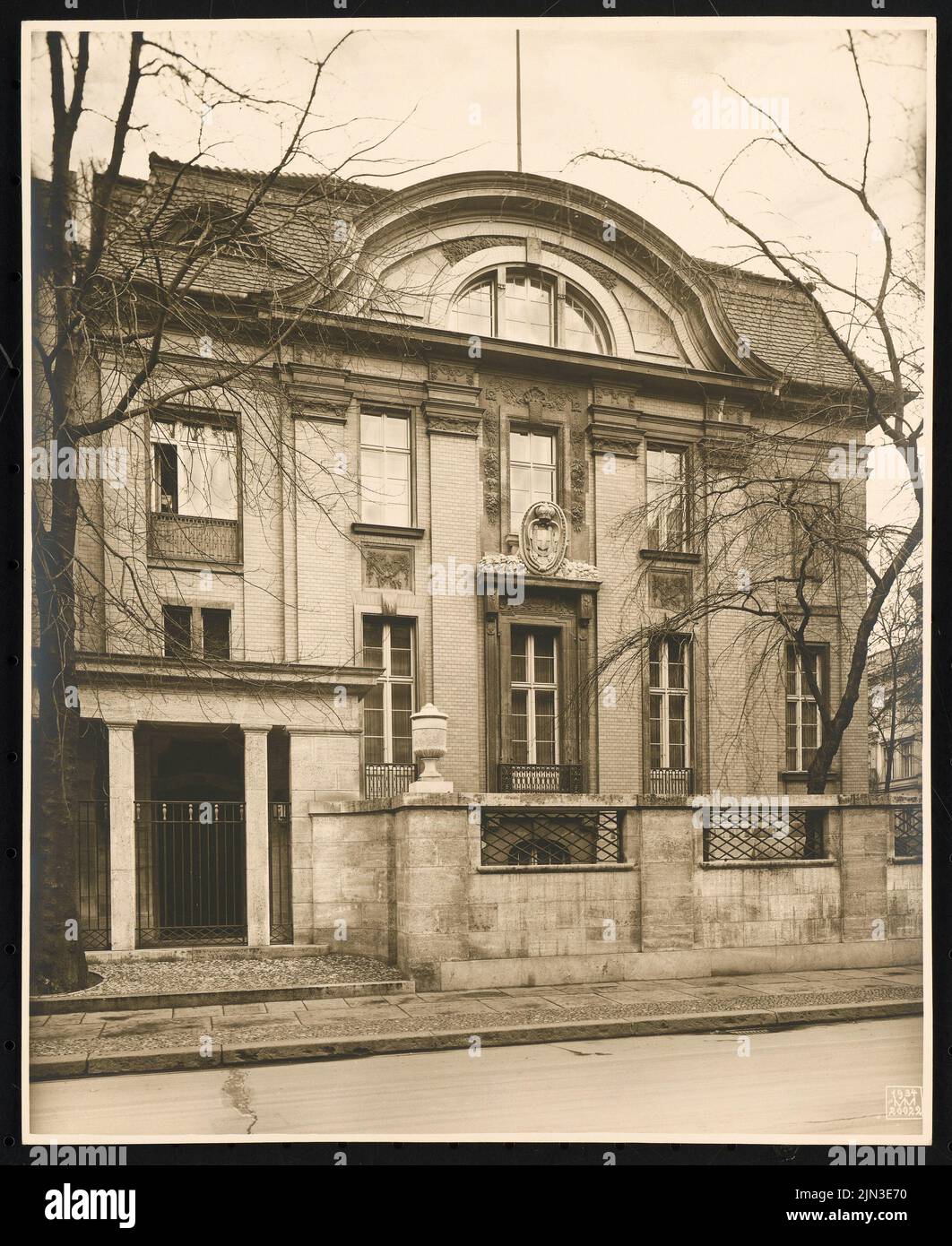 Italian embassy, Berlin-Tiergarten. Conversion: narrow side of the ...