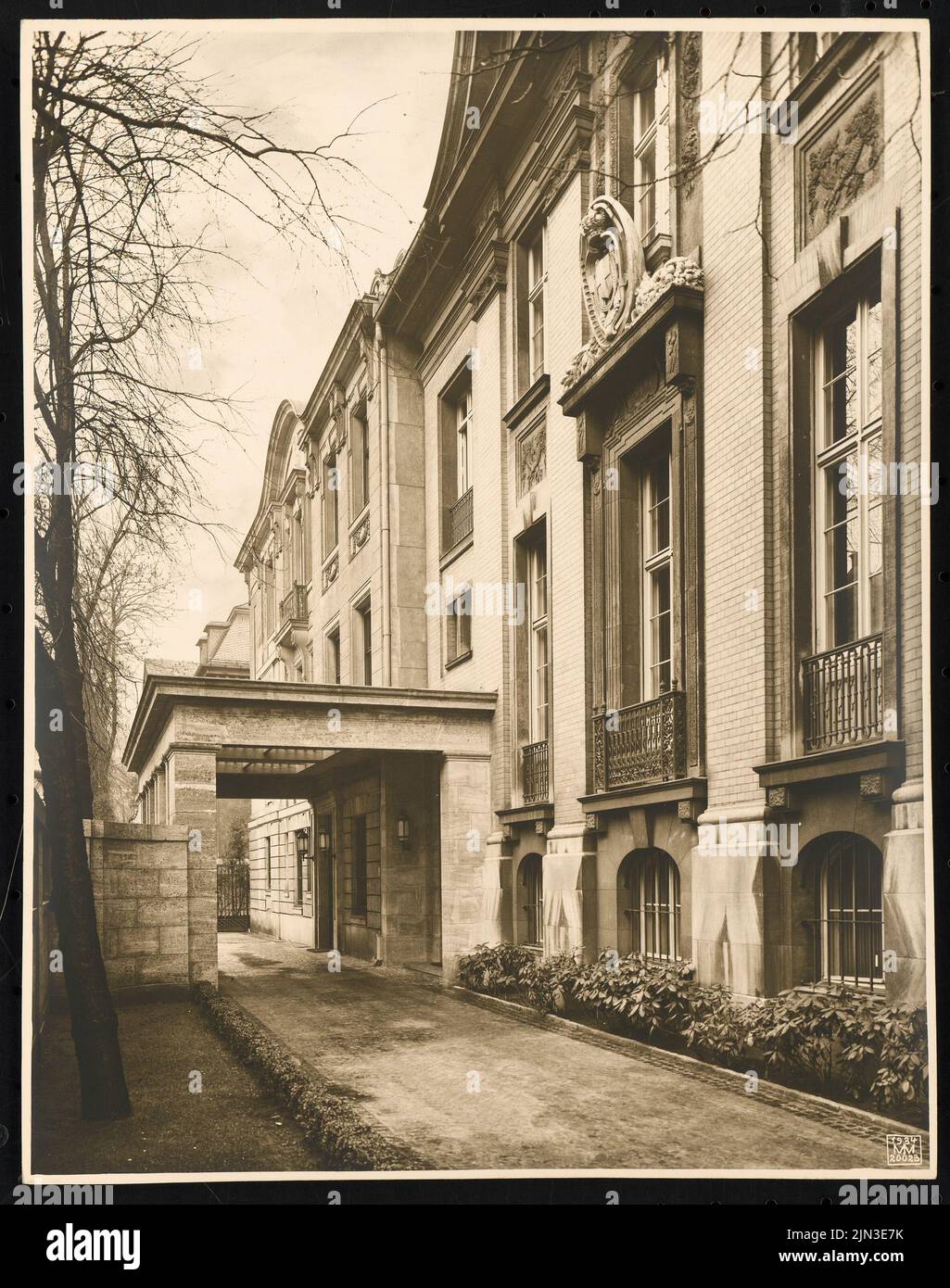 Italian embassy, Berlin-Tiergarten. Conversion: Street side of the ...