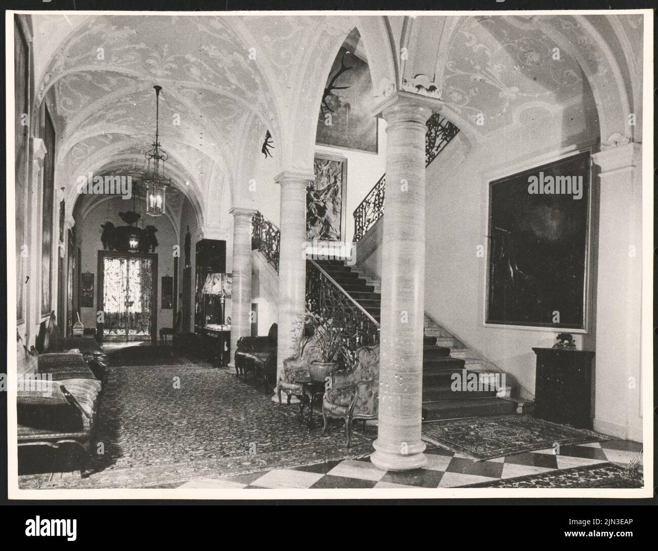 Stairs hall castle hi-res stock photography and images - Alamy