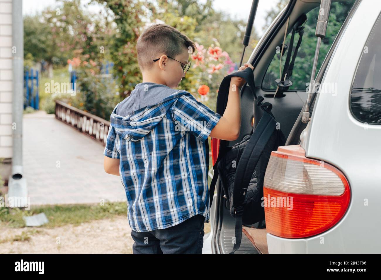 Taking kids to school car hi-res stock photography and images - Alamy