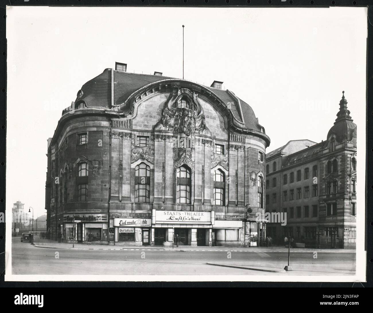 Comic opera berlin hi-res stock photography and images - Alamy