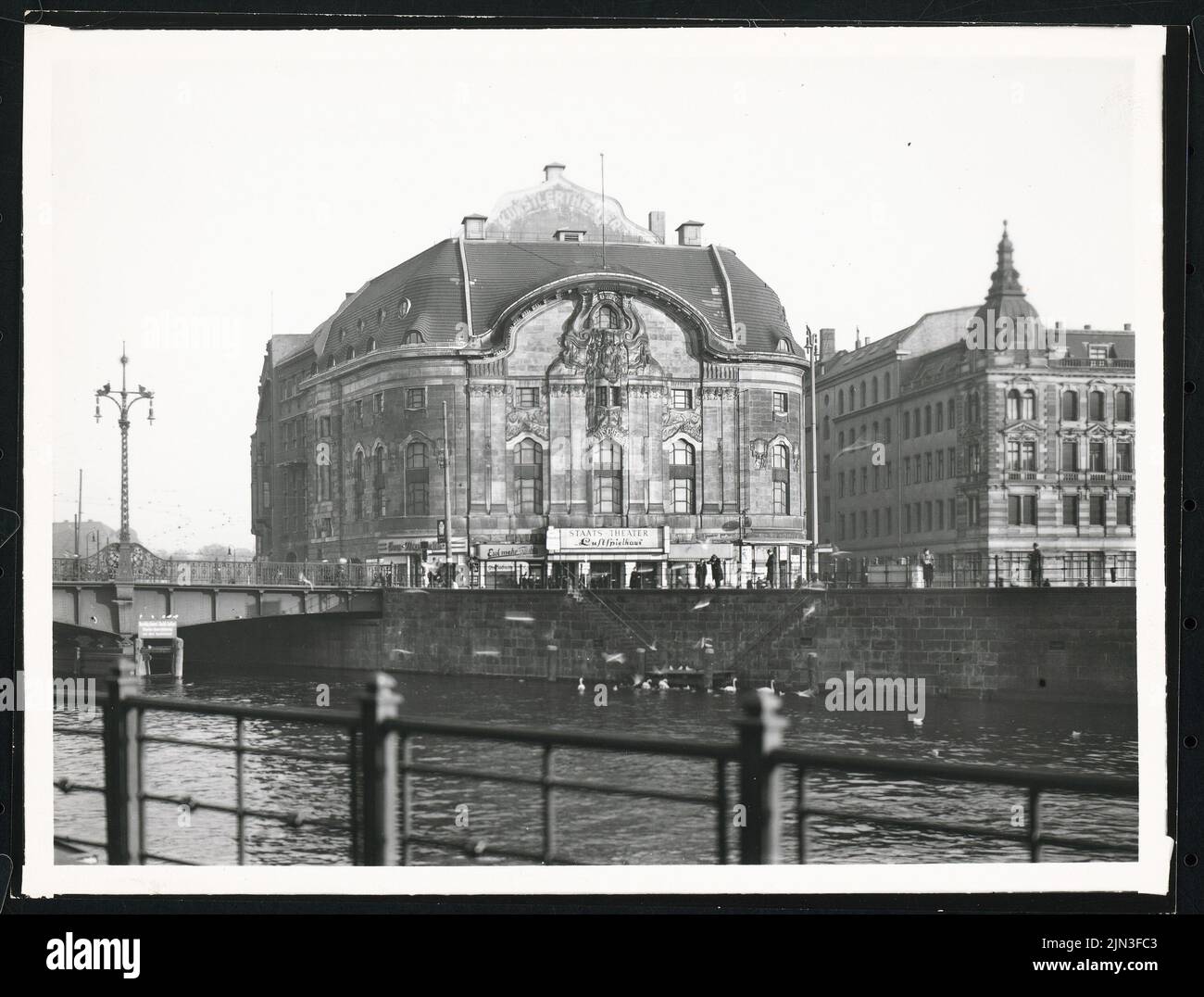 Comic opera berlin hi-res stock photography and images - Alamy