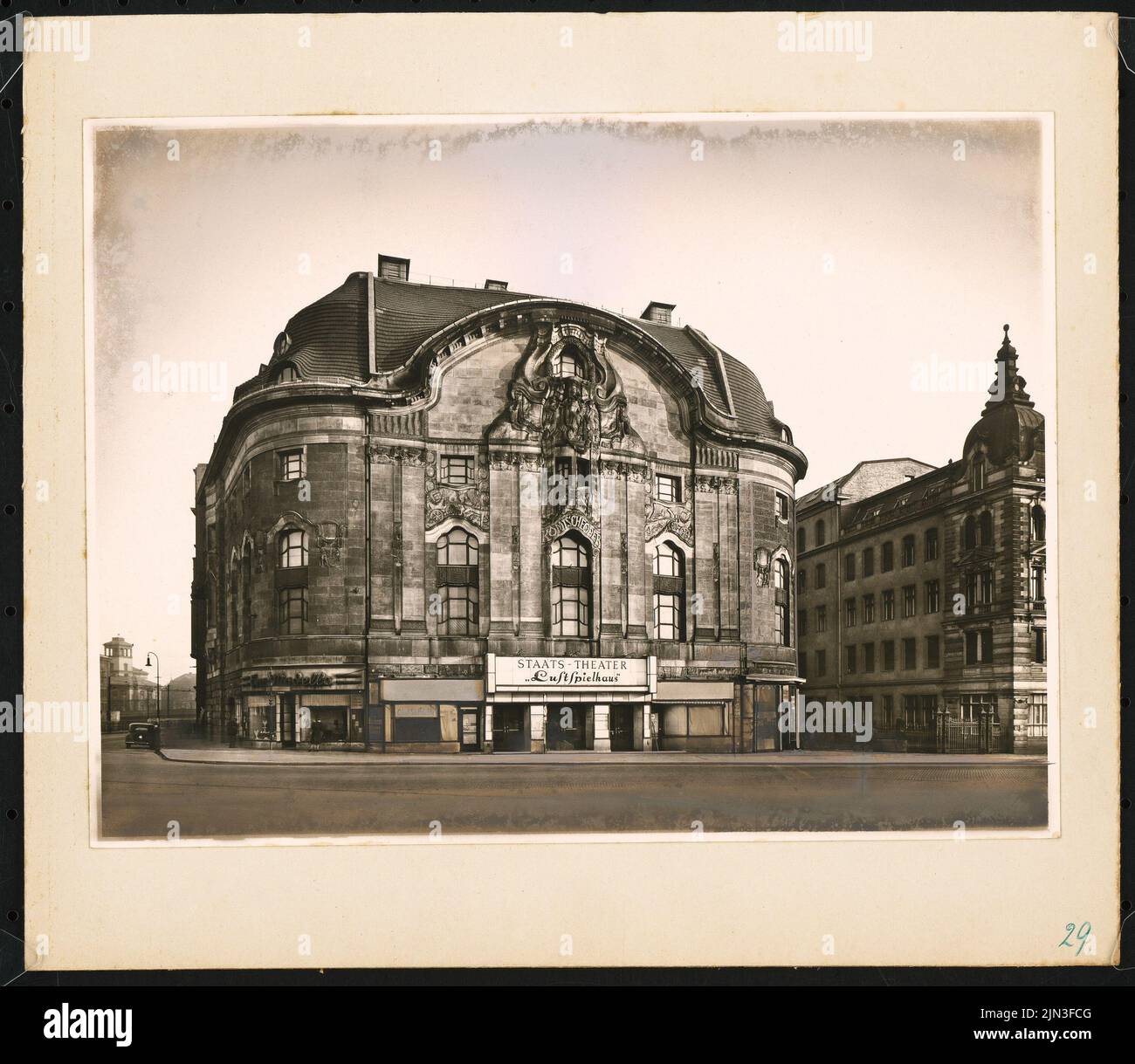 Comic opera berlin hi-res stock photography and images - Alamy