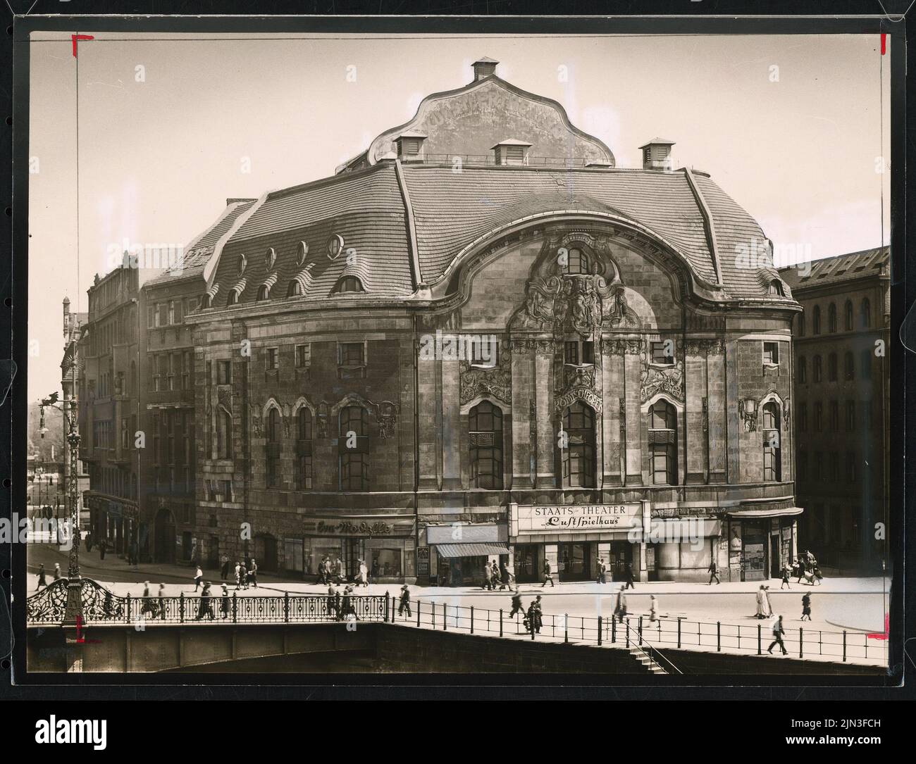 Comic opera berlin hi-res stock photography and images - Alamy