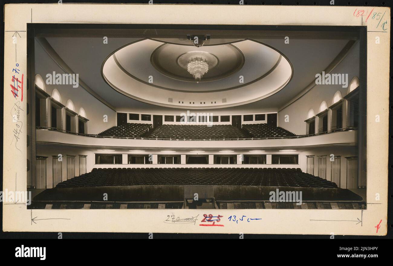 Dessauer Theater, Dessau: View of the auditorium Stock Photo - Alamy