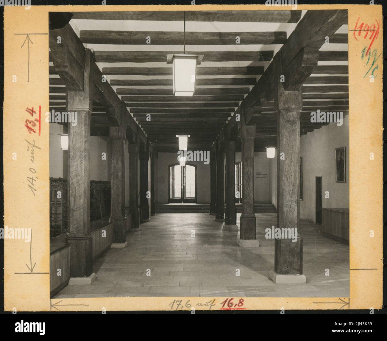 Entrance hall feature lighting hi-res stock photography and images - Alamy