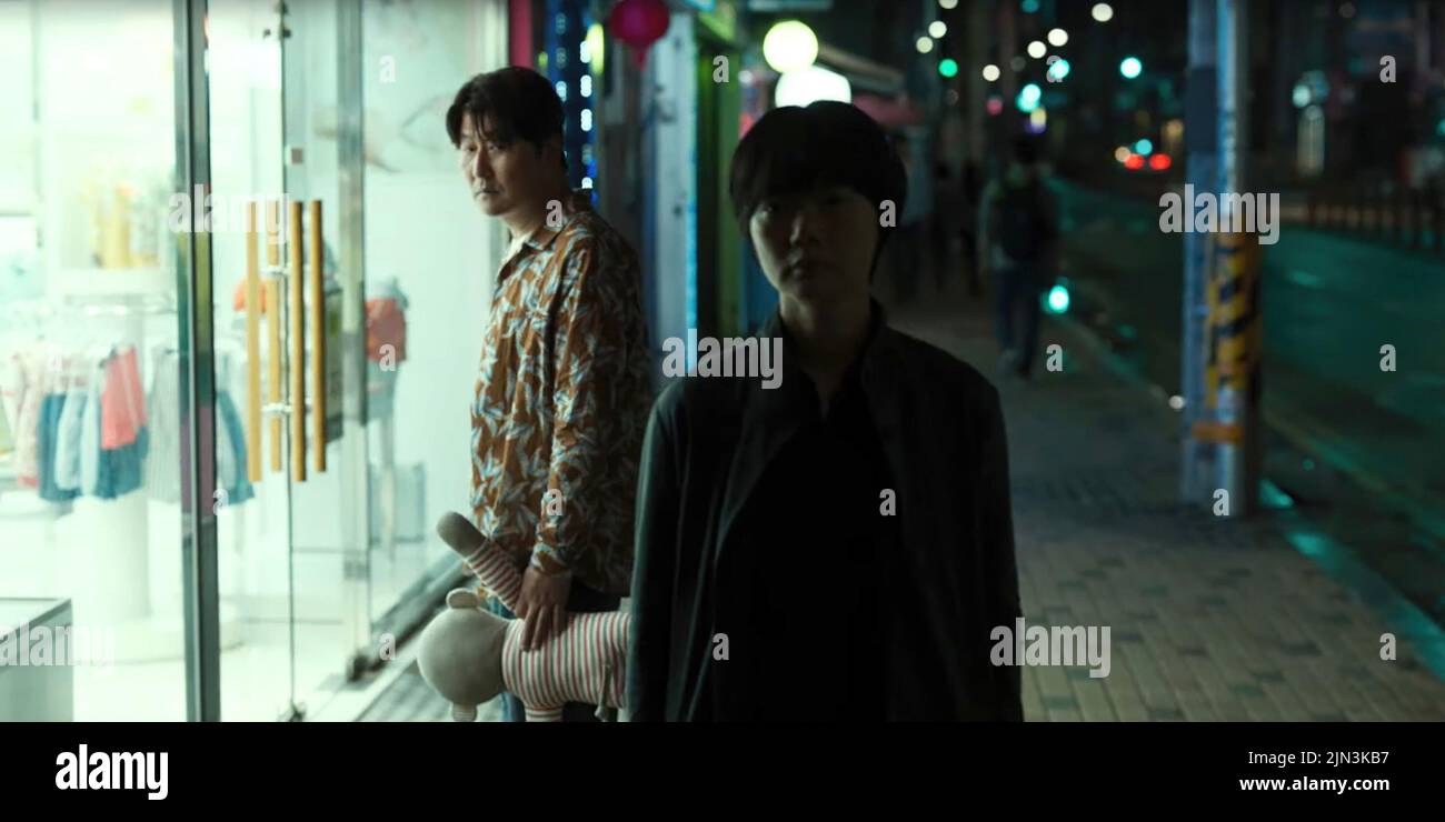 BROKER, from left: SONG Kang-ho, Doona BAE, 2022. © Neon / Courtesy ...