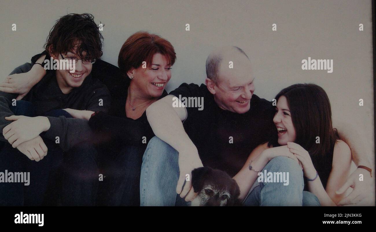 EX SOUTHAMPTON FOOTBALLER KEVIN MOORE WITH HIS CHILDREN SOPHIE AND TOM ...