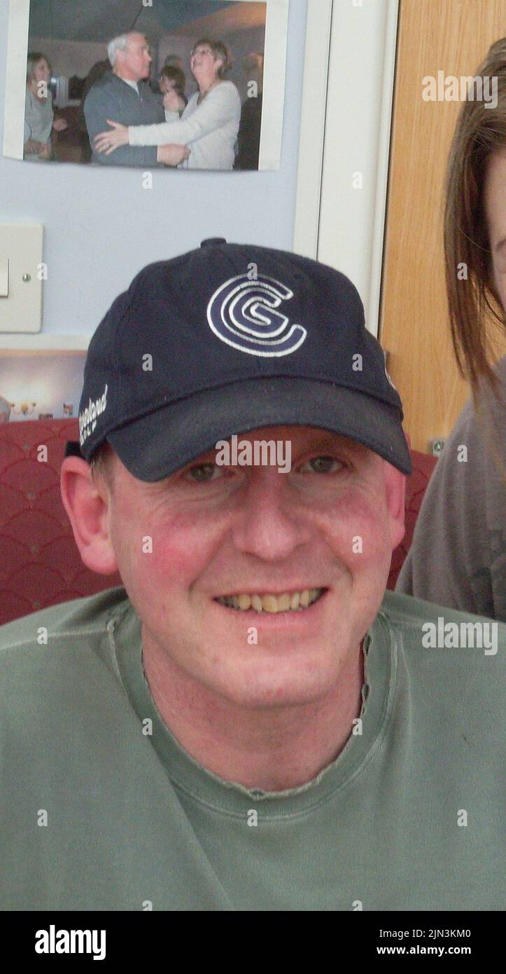 EX SOUTHAMPTON FOOTBALLER KEVIN MOORE AT THE DAY CENTRE FOR DEMENTIA PATIENTS. PIC MIKE WALKER ...