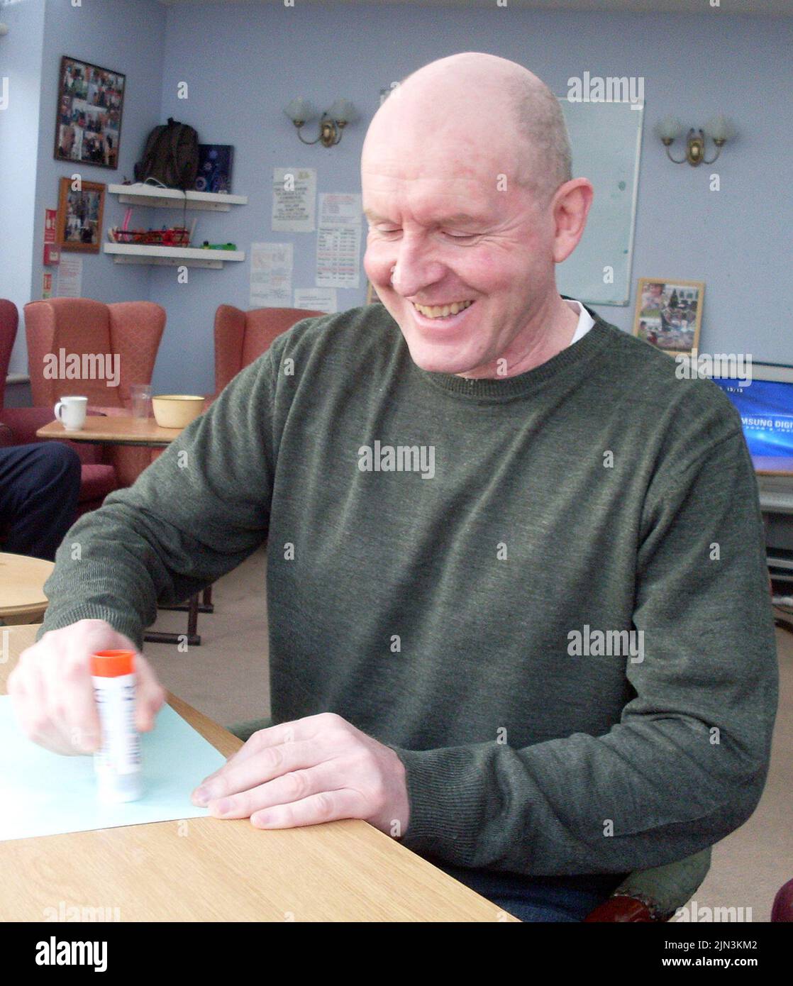 EX SOUTHAMPTON FOOTBALLER KEVIN MOORE AT THE DAY CENTRE FOR DEMENTIA ...