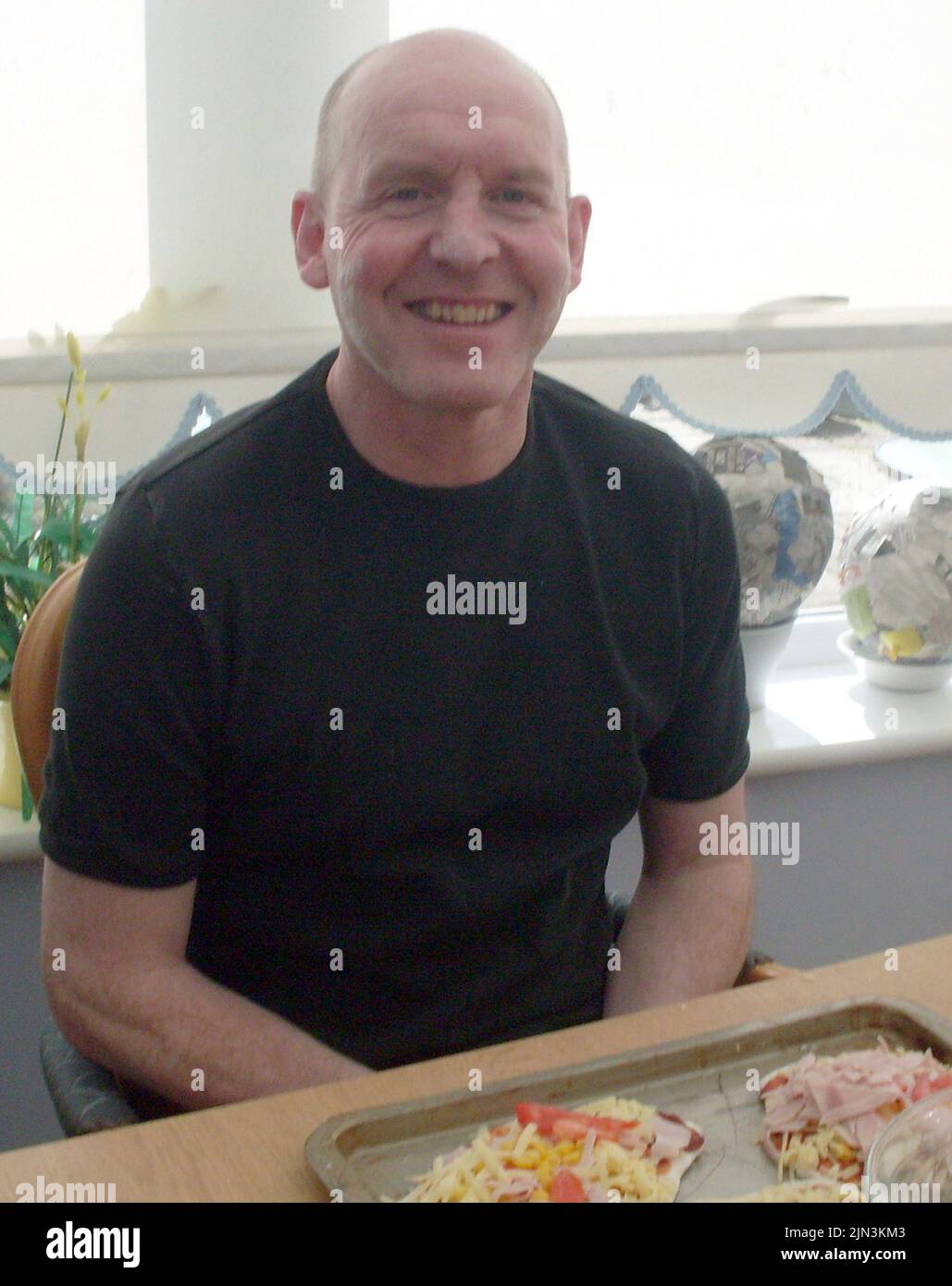 EX SOUTHAMPTON FOOTBALLER KEVIN MOORE AT THE DAY CENTRE FOR DEMENTIA ...