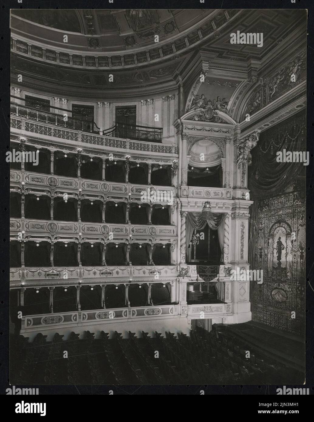 Proscenium arch stage hi-res stock photography and images - Alamy