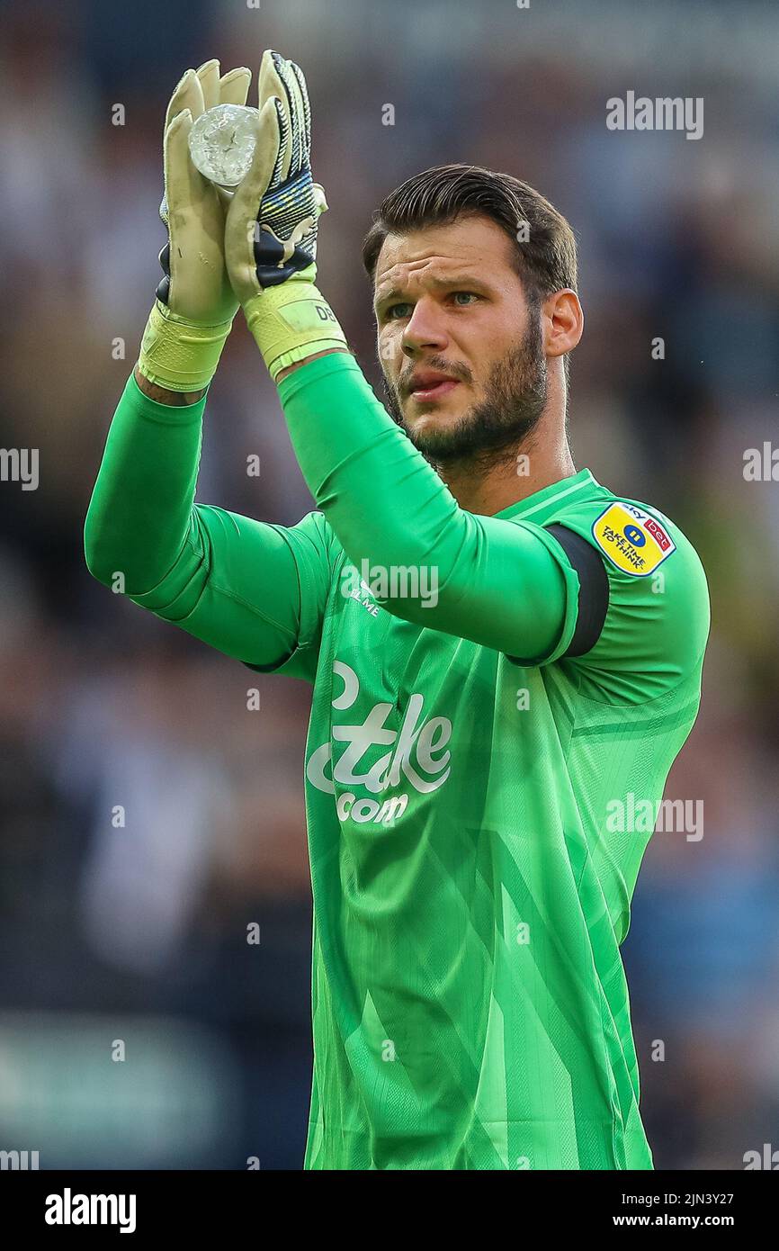 Daniel Bachmann #1 of Watford applauds the travelling fans Stock Photo ...