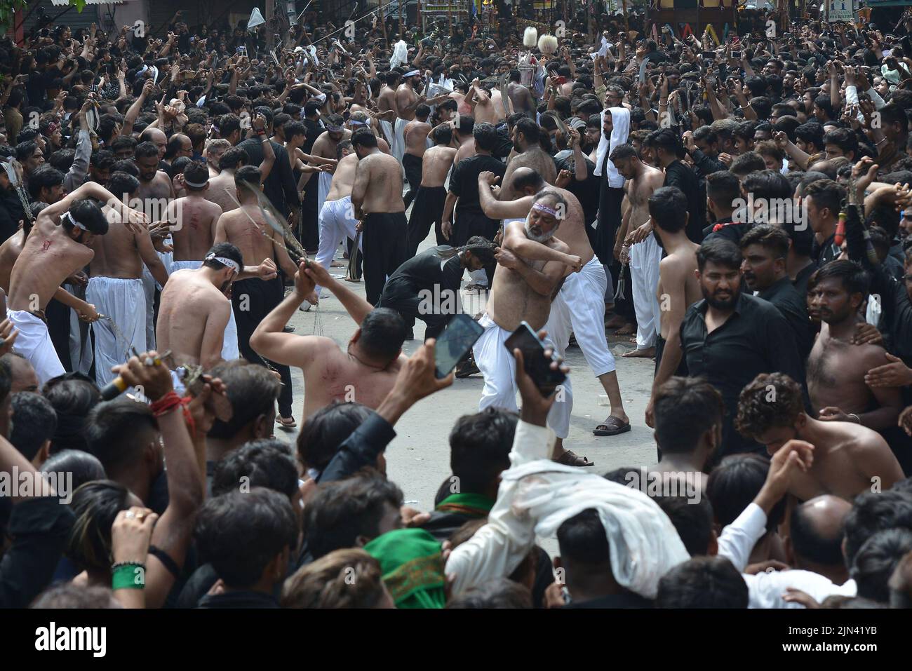 Lahore, Pakistan. 08th Aug, 2022. Pakistani Shiite Muslim mourners self ...