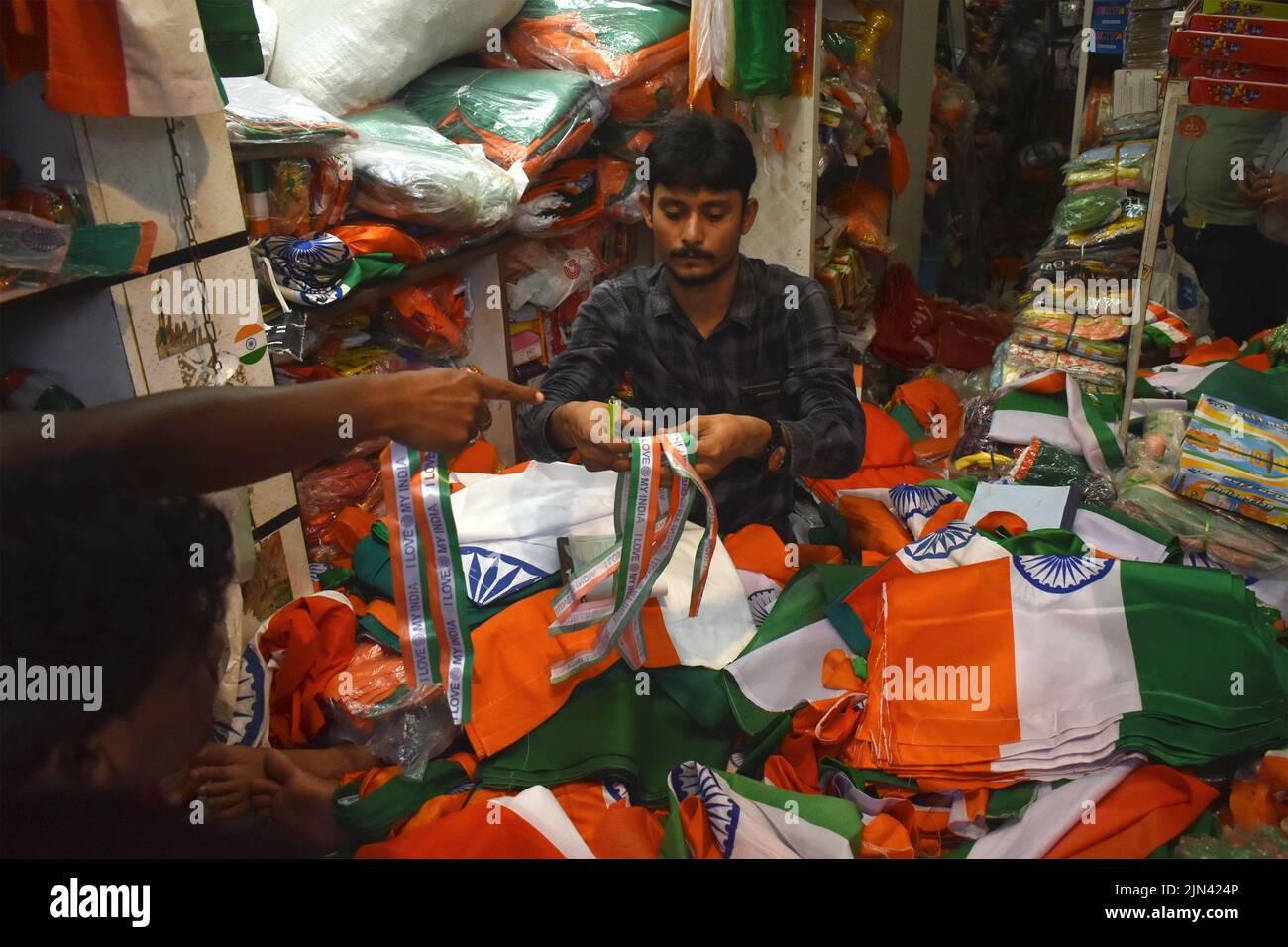 Kolkata, India. 08th Aug, 2022. People are buying Indian national flags ...