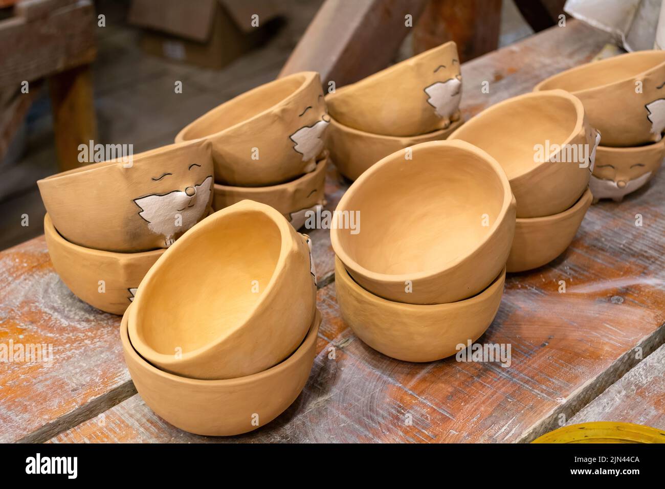 Clay plates hi-res stock photography and images - Alamy