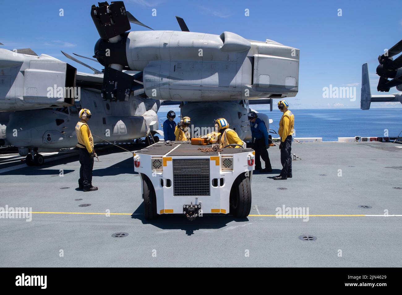 Flight deck tractor hi-res stock photography and images - Alamy