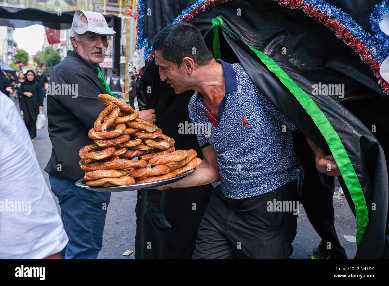 Istanbul, Turkey. 08th Aug, 2022. A bagel seller enters the coffin ...