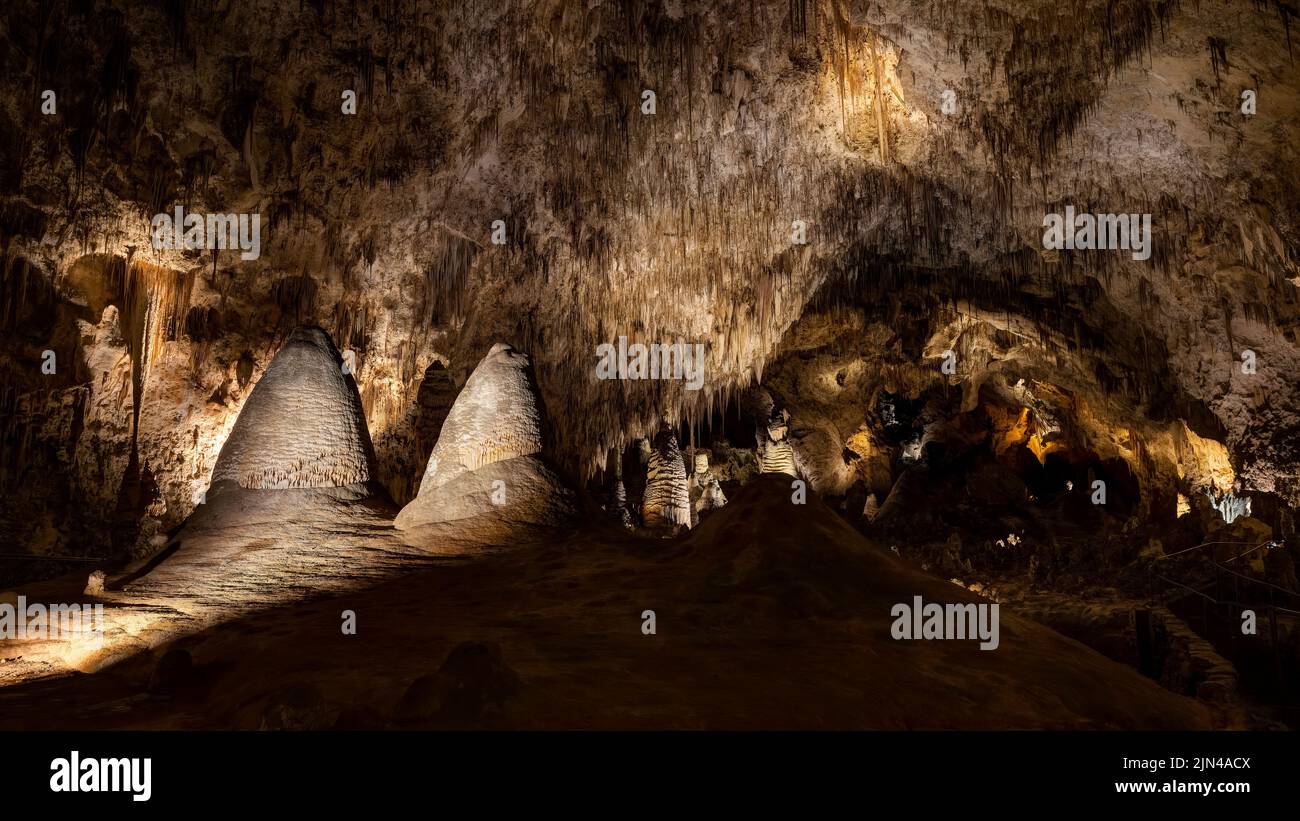 Hall of Giants in Big Room, Carlsbad Caverns National Park, New Mexico ...