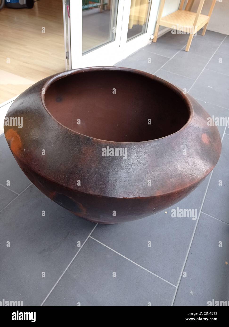 UN GRAND CACHE POT EN BOIS NOBLE, FRANCE Stock Photo - Alamy