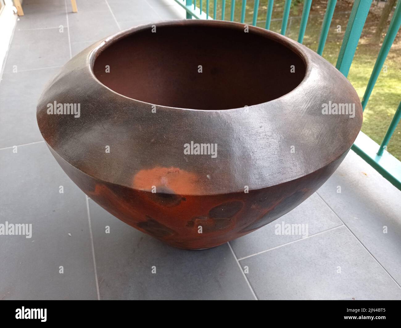 UN GRAND CACHE POT EN BOIS NOBLE, FRANCE Stock Photo - Alamy