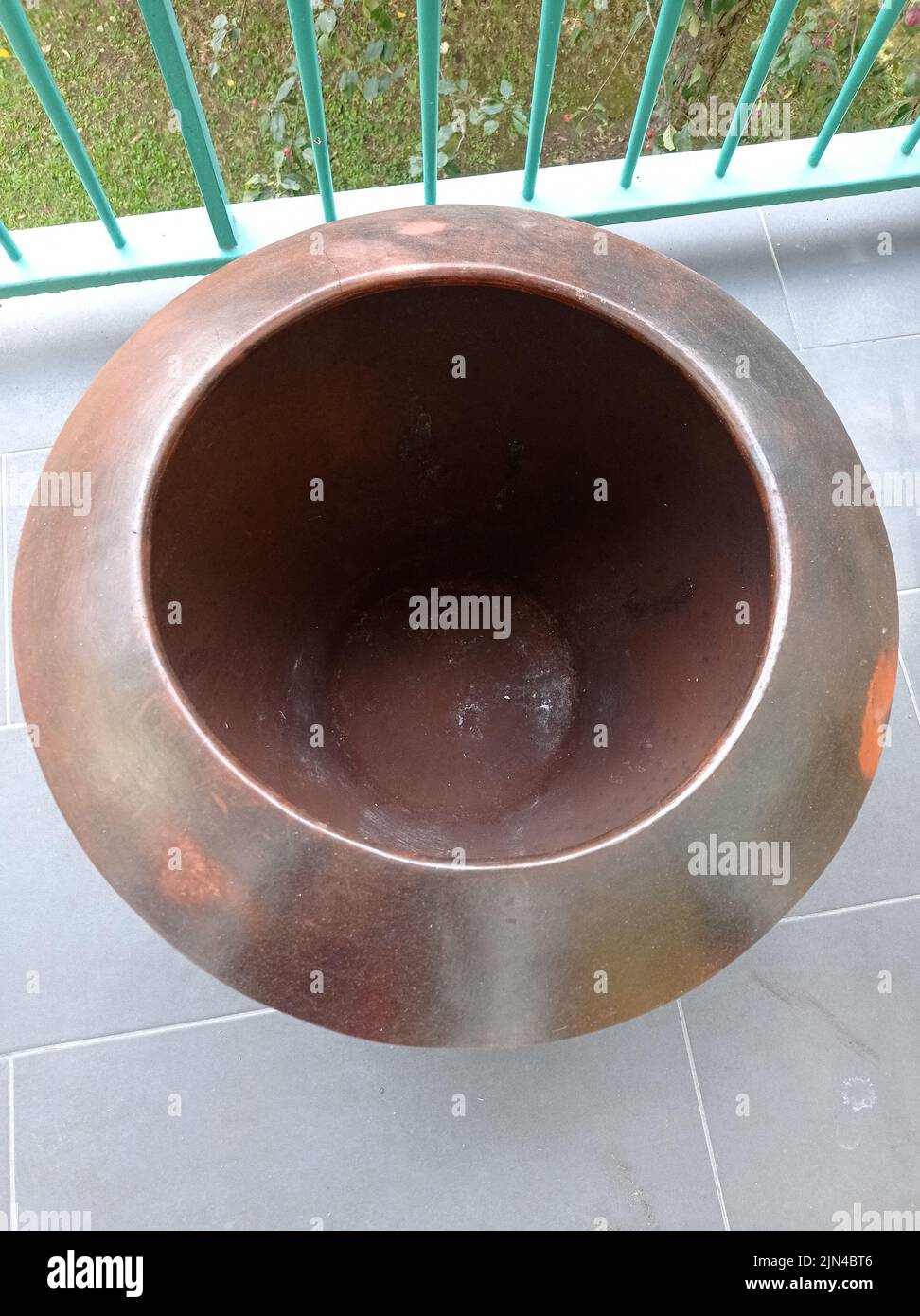 UN GRAND CACHE POT EN BOIS NOBLE, FRANCE Stock Photo - Alamy