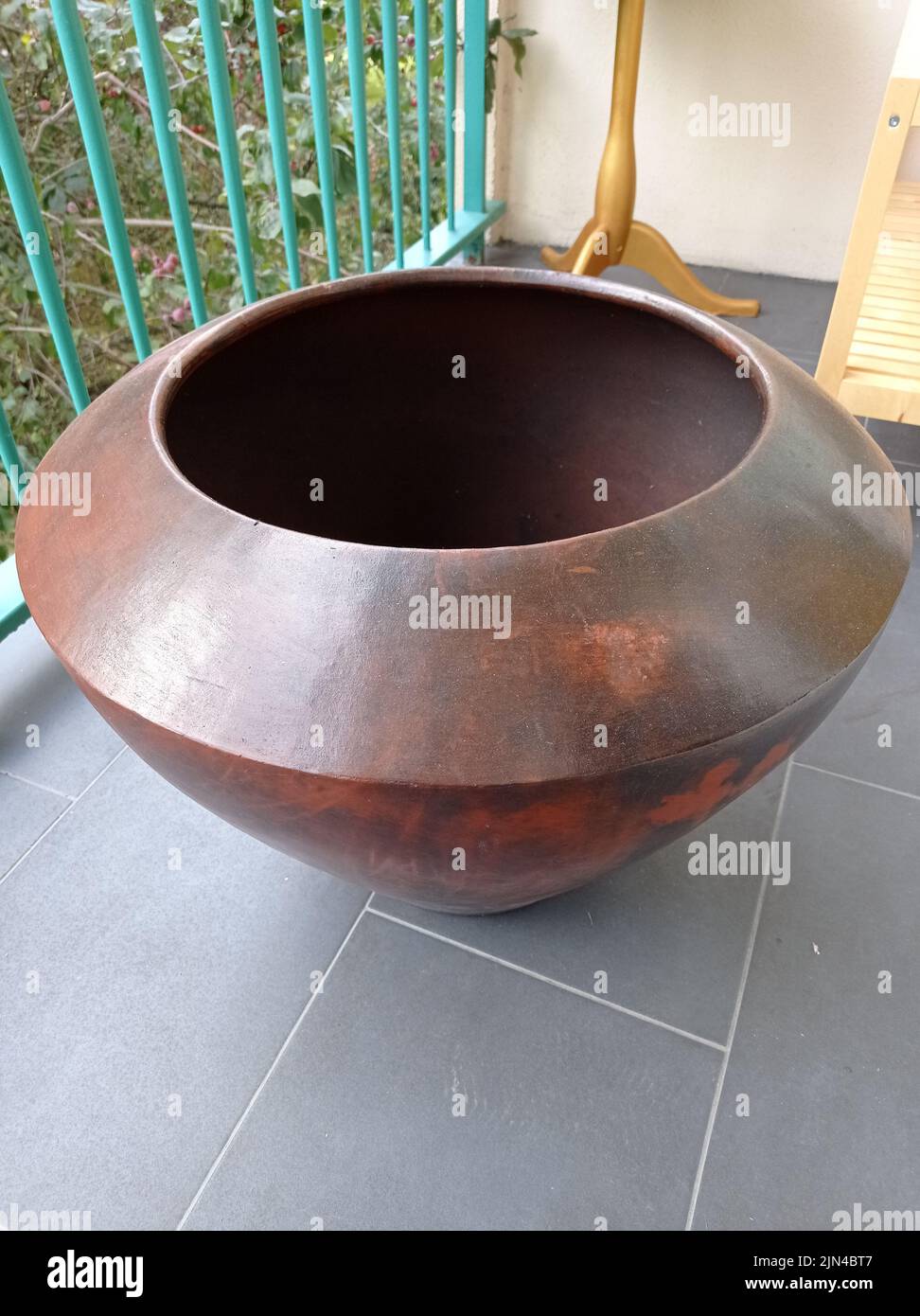 UN GRAND CACHE POT EN BOIS NOBLE, FRANCE Stock Photo - Alamy