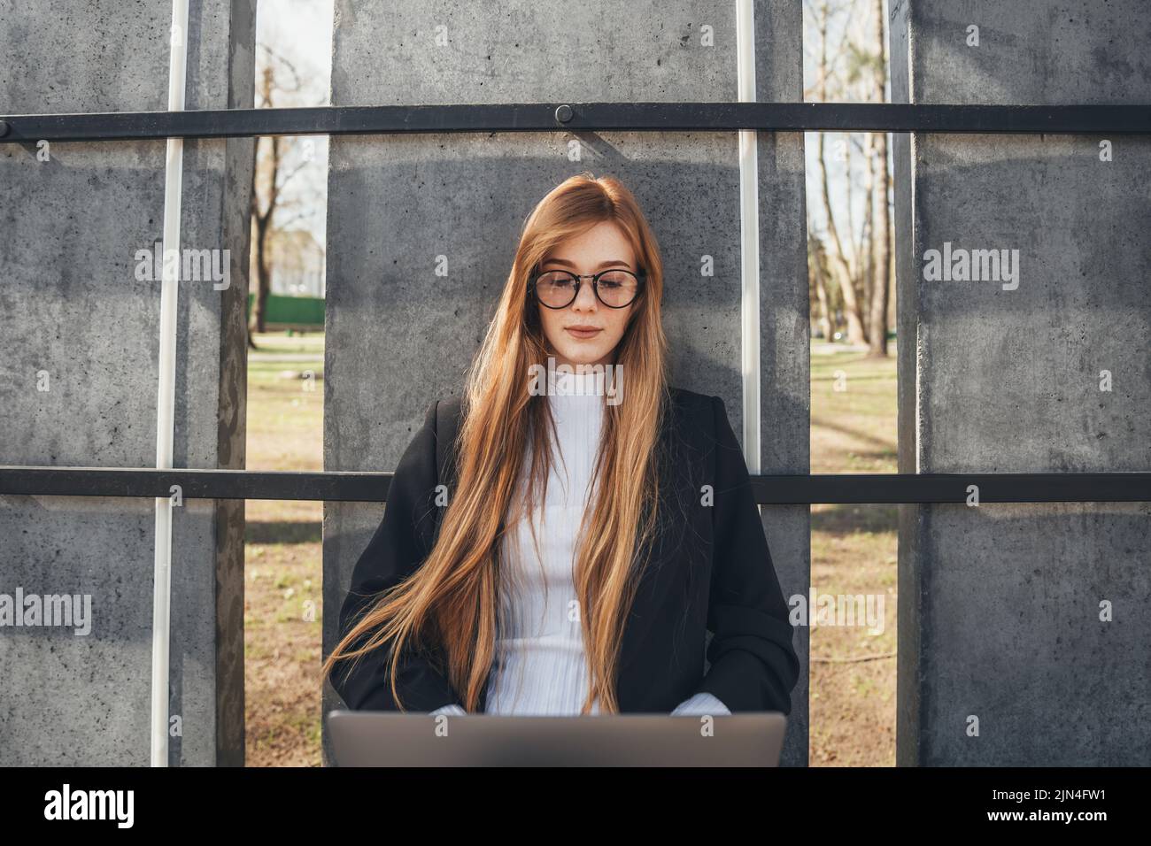 Girl keyboard front view hi-res stock photography and images - Alamy