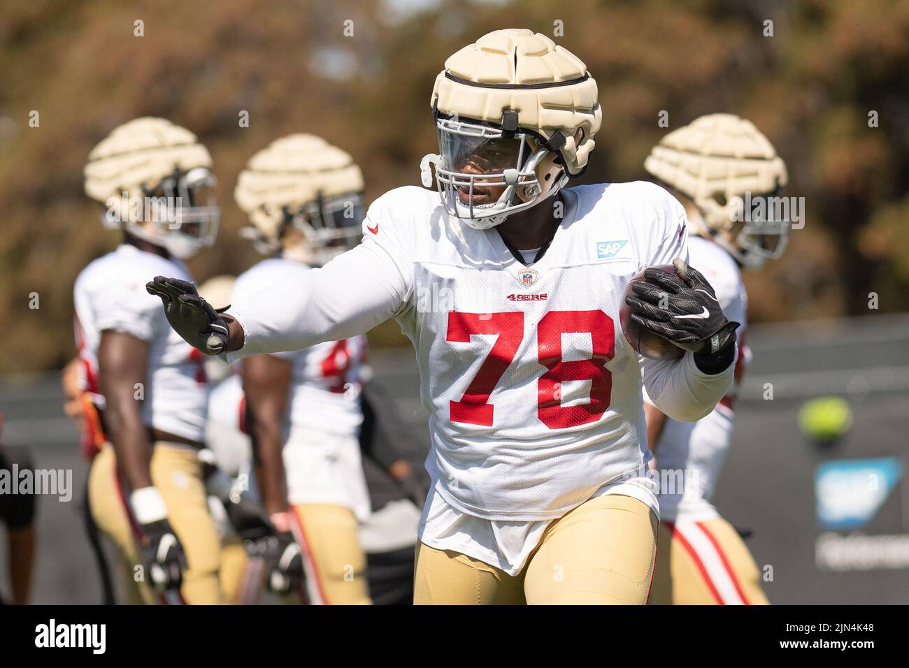 Aug 7, 2022; Santa Clara, CA, USA; San Francisco 49ers offensive ...