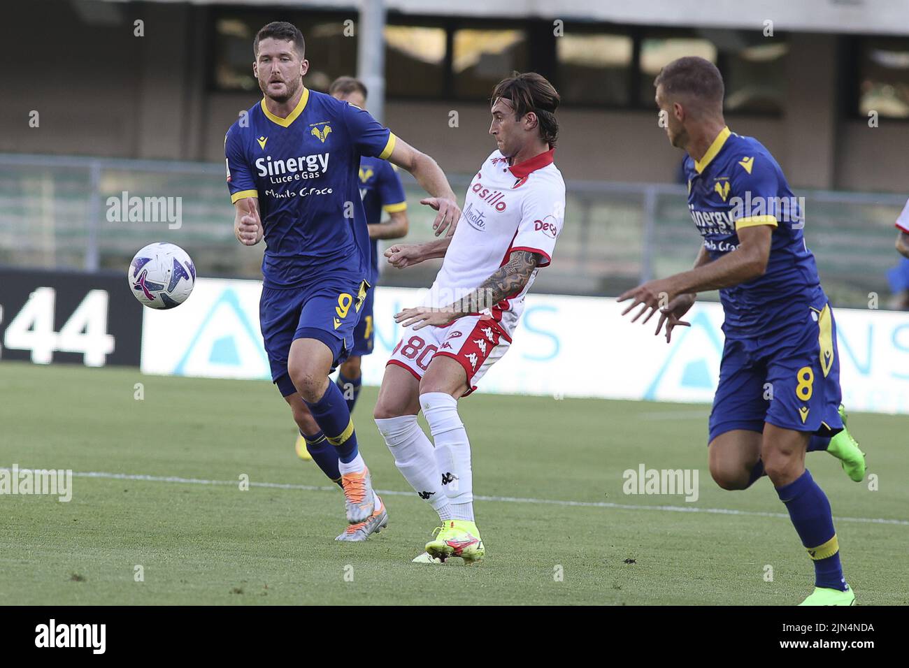 Thomas Henry of Hellas Verona competes for the ball with Leonardo ...