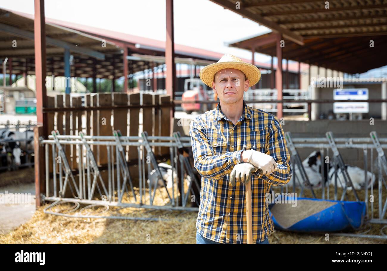 Man standing farm stall hi-res stock photography and images - Alamy