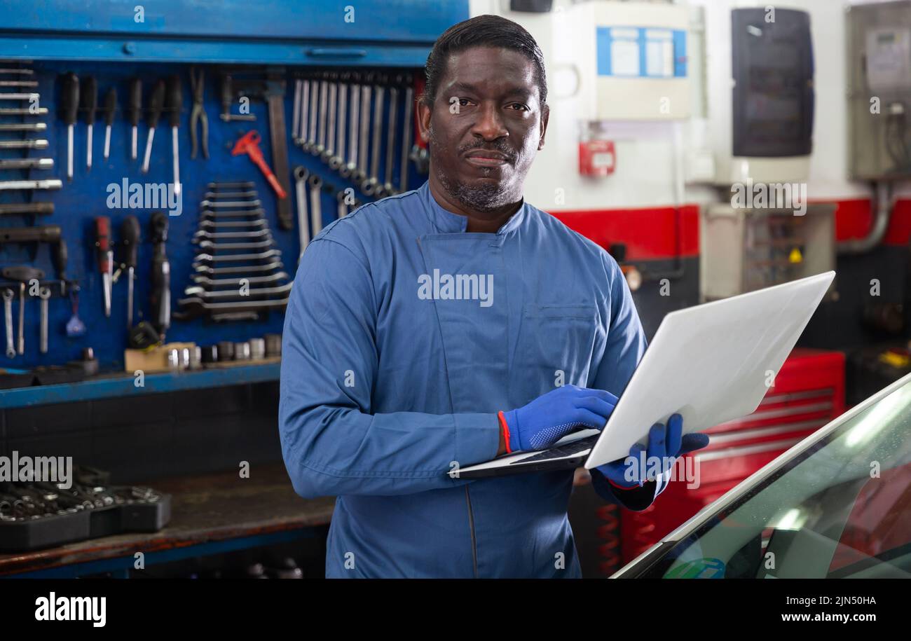 African mechanic man using hi-res stock photography and images - Alamy