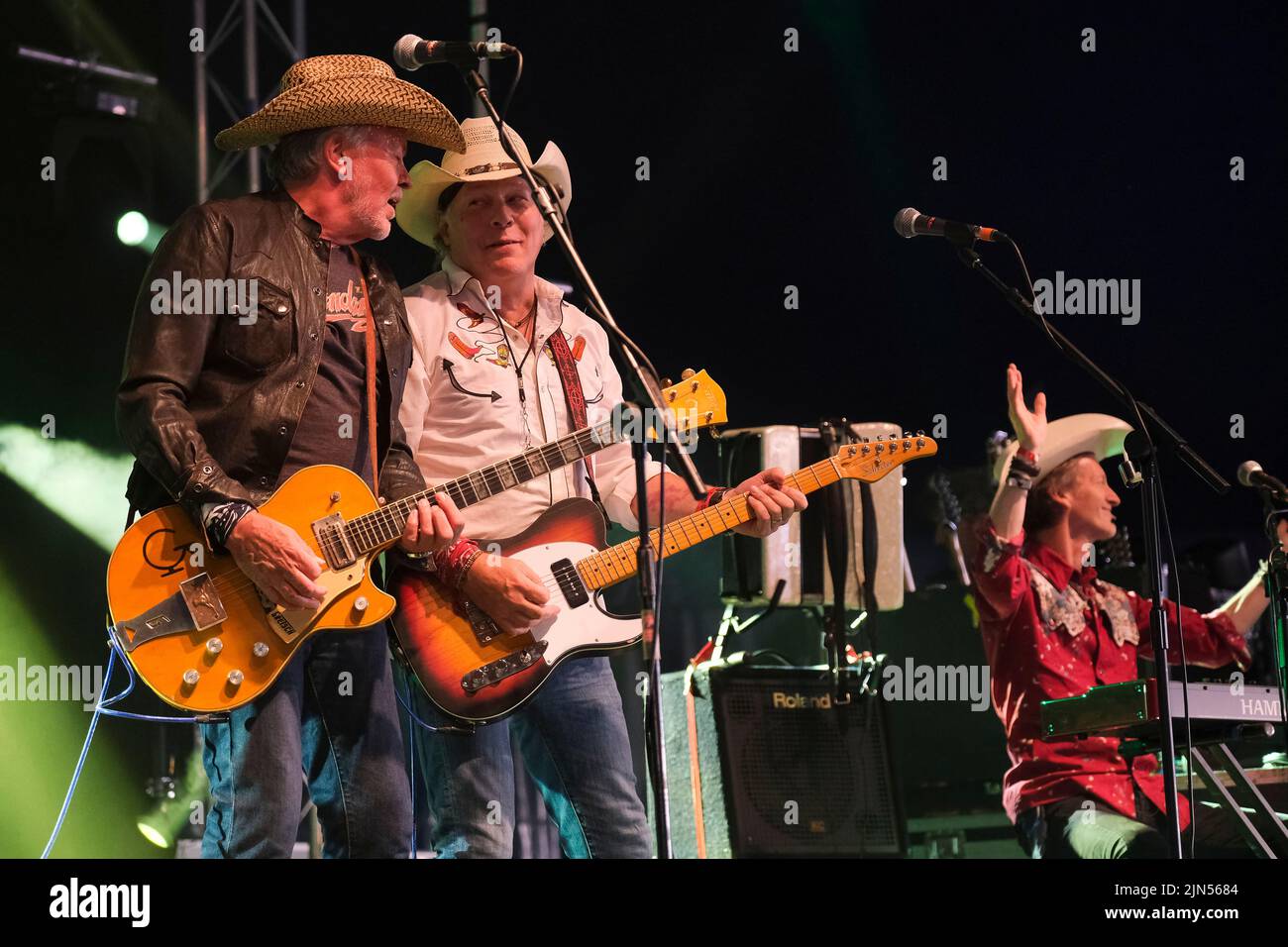 Paul Young and Jamie Moses of Los Pacaminos performing at the Wickham ...