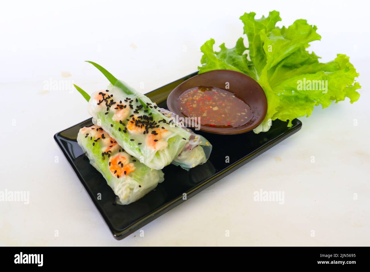 Goi cuon is a traditional spring roll from Vietnam (Vietnamese food ...