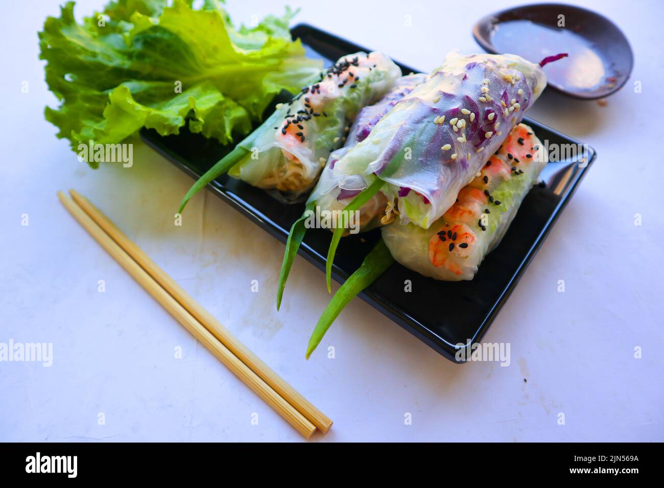 Goi cuon is a traditional spring roll from Vietnam (Vietnamese food ...