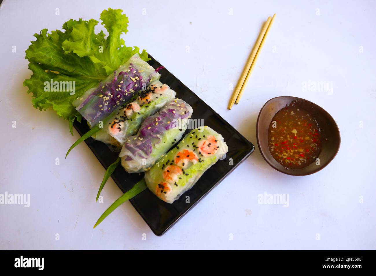 Goi cuon is a traditional spring roll from Vietnam (Vietnamese food ...