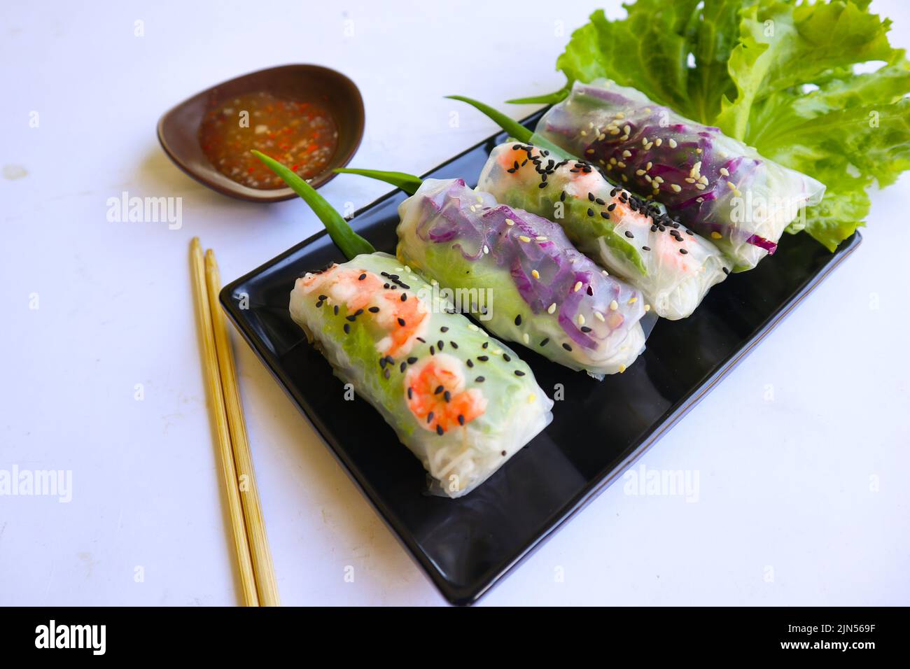 Goi cuon is a traditional spring roll from Vietnam (Vietnamese food ...