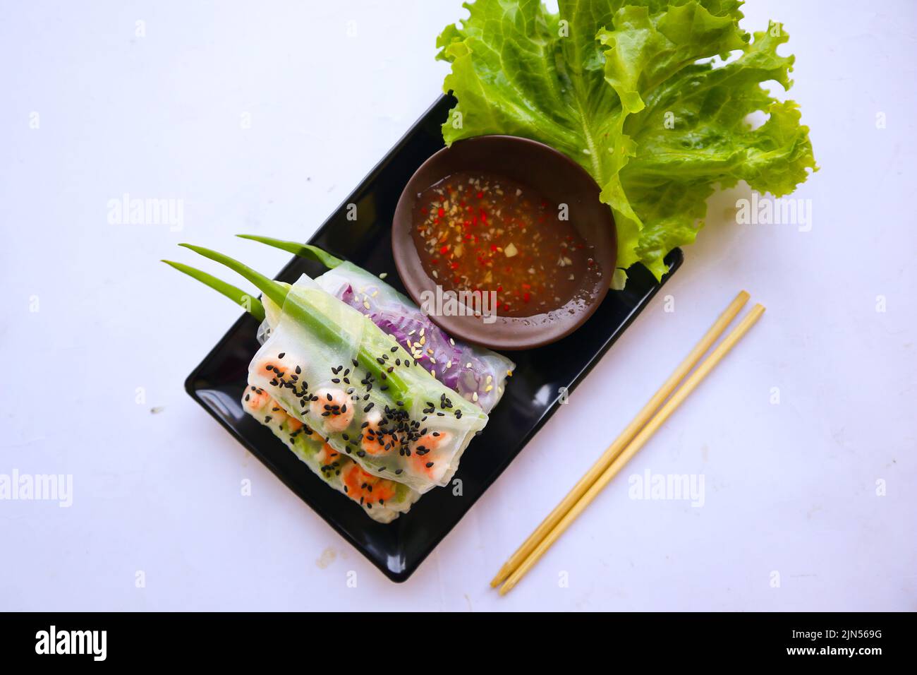 Goi cuon is a traditional spring roll from Vietnam (Vietnamese food ...