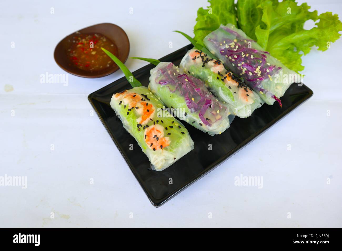 Goi cuon is a traditional spring roll from Vietnam (Vietnamese food ...