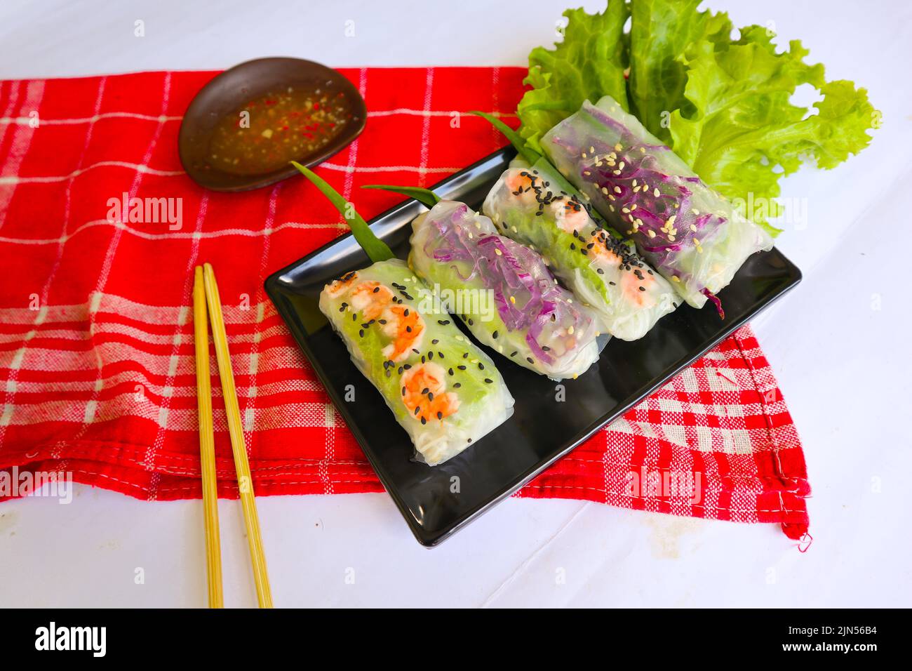 Goi cuon is a traditional spring roll from Vietnam (Vietnamese food ...