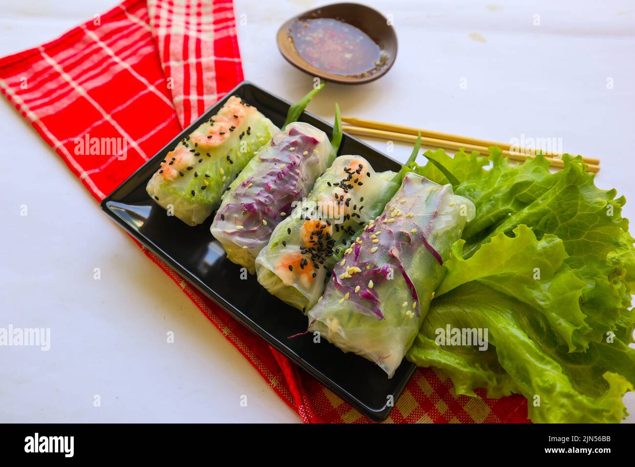 Goi cuon is a traditional spring roll from Vietnam (Vietnamese food ...