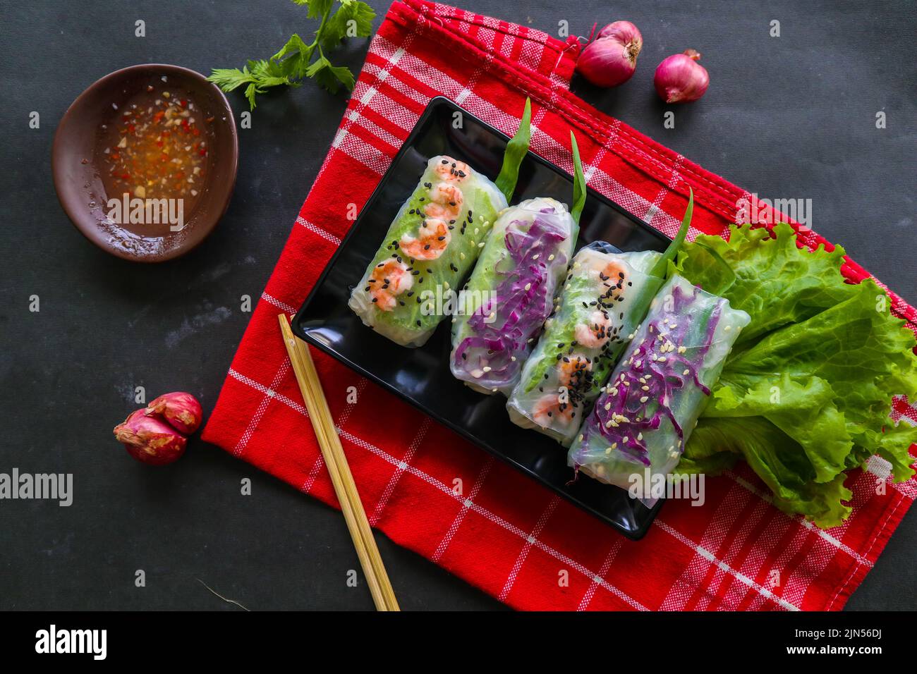 Goi cuon is a traditional spring roll from Vietnam (Vietnamese food ...