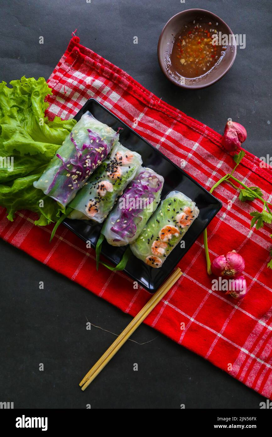 Goi cuon is a traditional spring roll from Vietnam (Vietnamese food ...